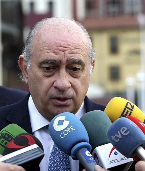 Fernández Díaz defiende la repatriación de los dos misioneros | Diario Sur