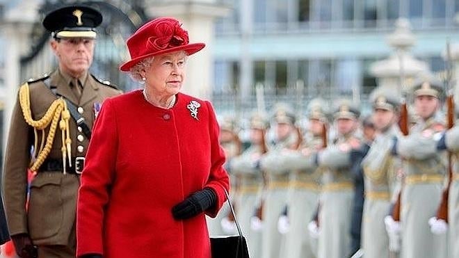 Los 30 sombreros más llamativos de Isabel II de Inglaterra | Diario Sur