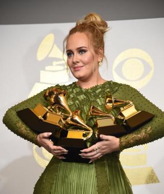 Adele se corona de nuevo en los Grammy y brinda el premio a Beyoncé ...