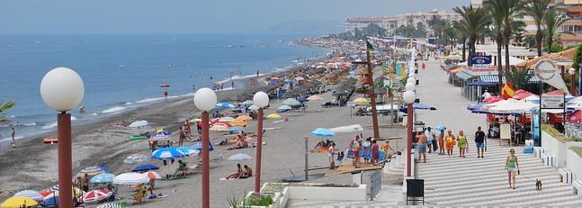 Torrox prohíbe reservar espacios en las playas con sillas o sombrillas ...